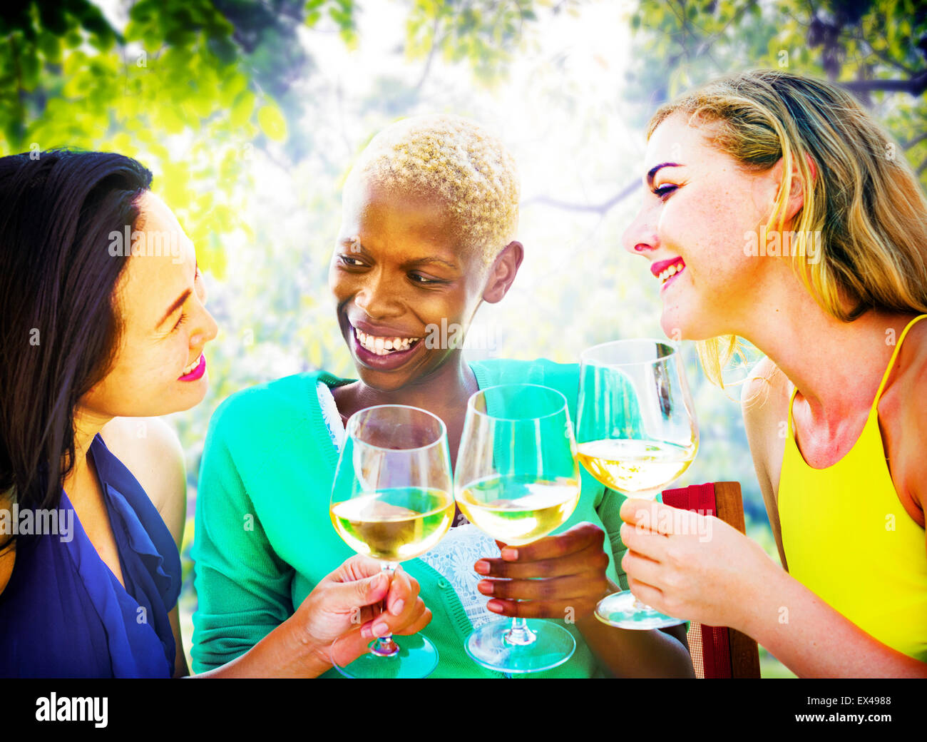 Group friends chilling out hi-res stock photography and images - Alamy