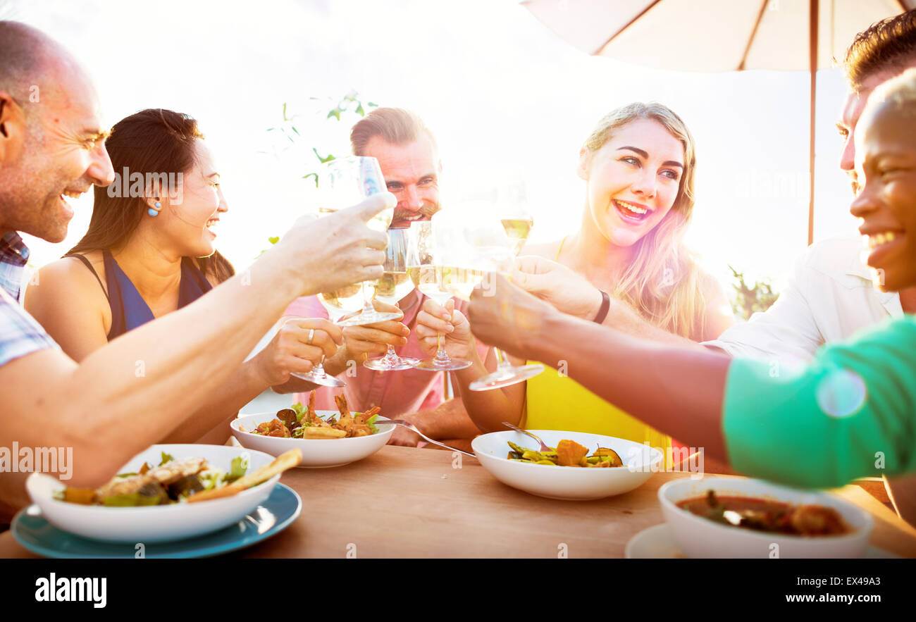 Friends beach party drinks toast hi-res stock photography and images ...