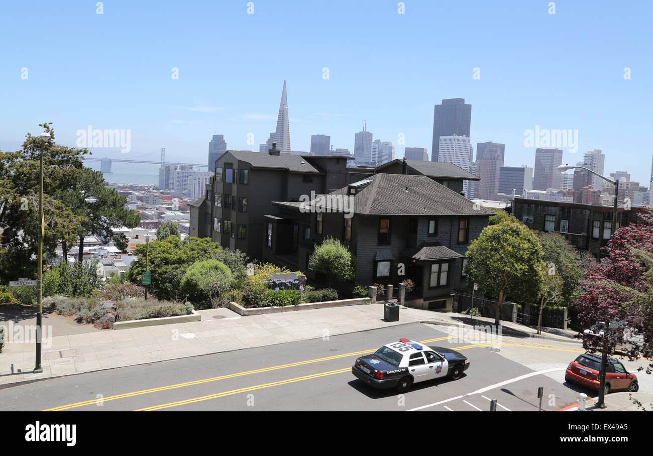 San Francisco street scene from Nob Hill with downtown in the ...