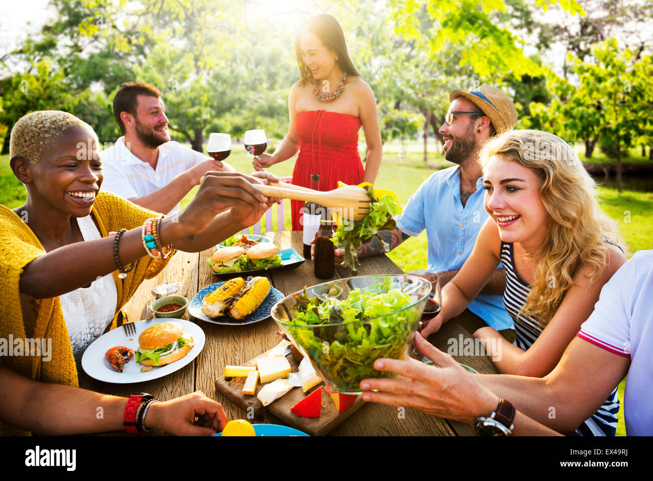 Women friends dining out hi-res stock photography and images - Alamy