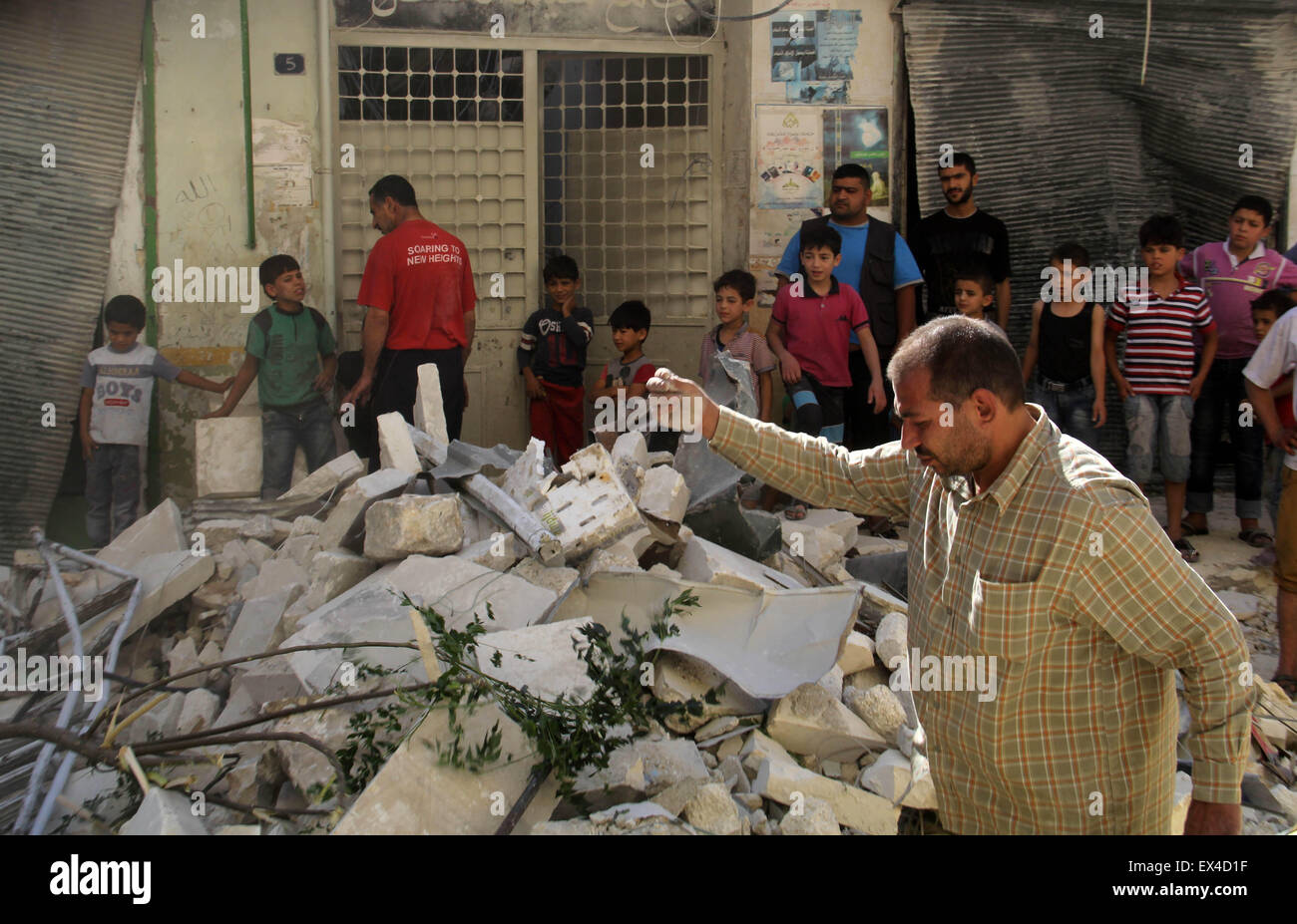 Aleppo, Aleppo, Syrian Arab Republic. 6th July, 2015. Syrians inspect ...