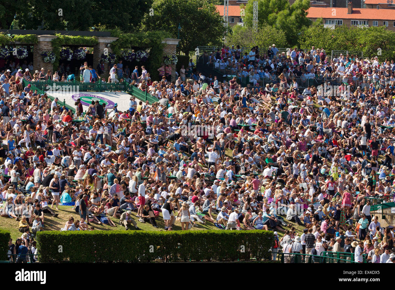 Wimbledon tennis spectators hi-res stock photography and images - Alamy
