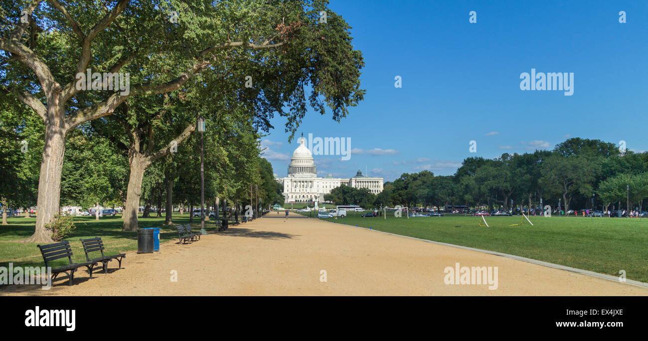 The iconic United States Capitol building overlooking the front lawn in ...