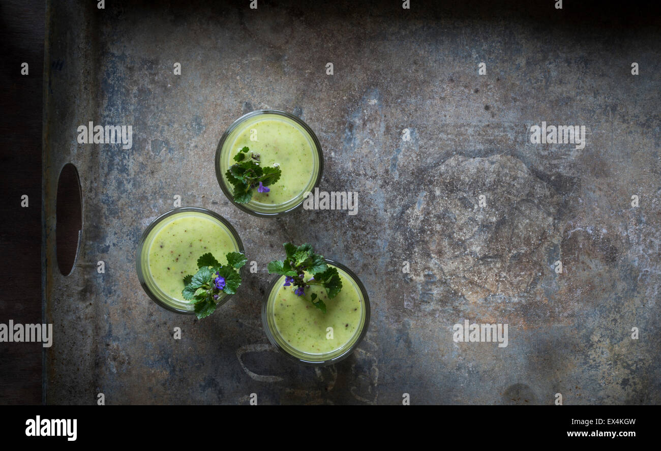 Green smoothie on tray hi-res stock photography and images - Alamy