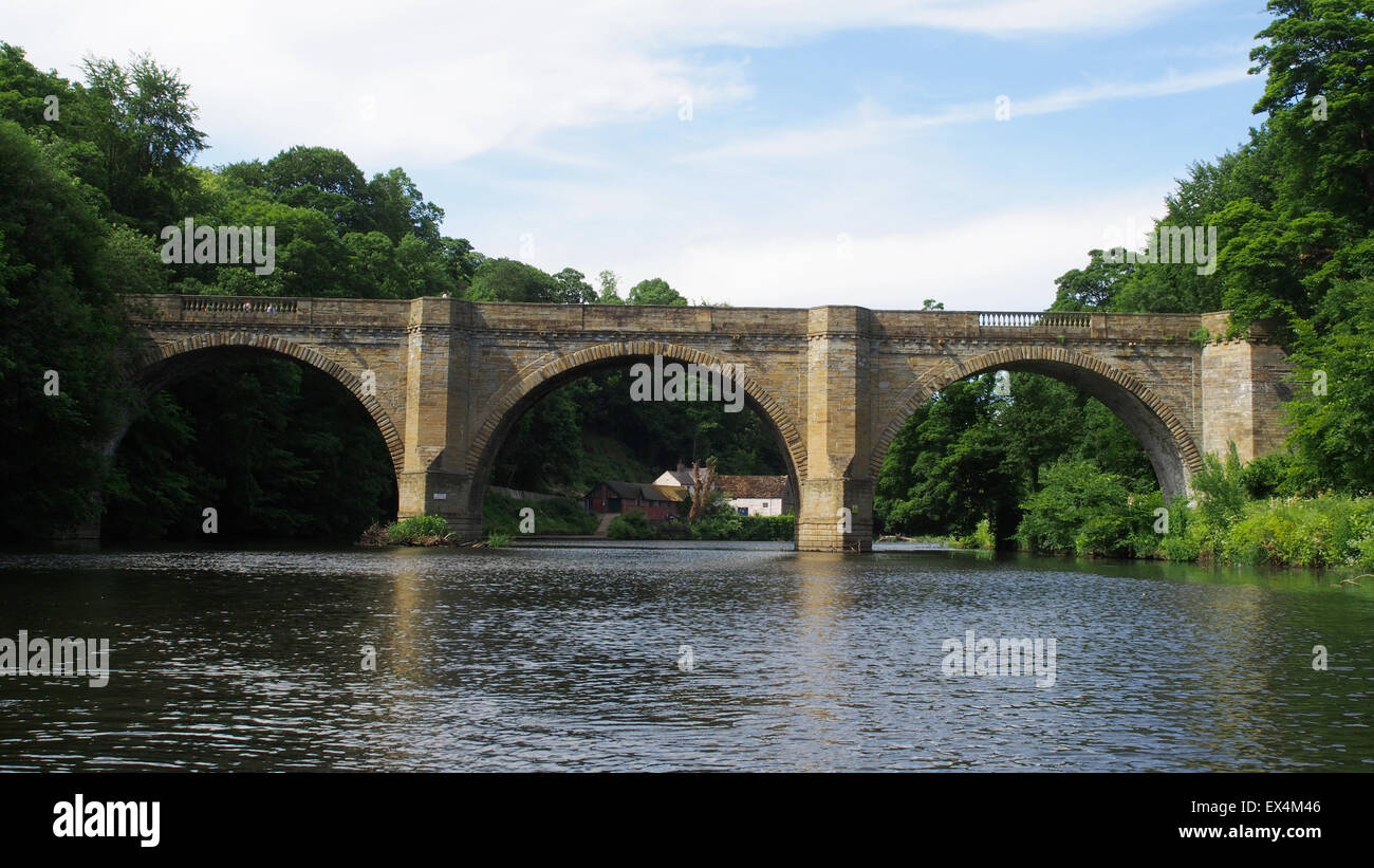 View of the Prebends Bridge from the river Wear in Durham, England ...