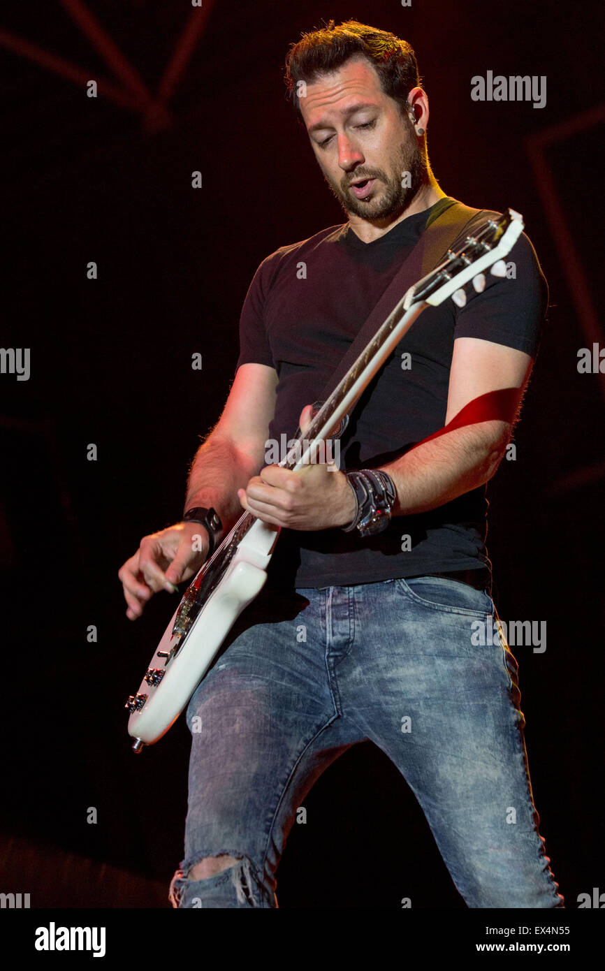 Milwaukee, Wisconsin, USA. 5th July, 2015. Guitarist SEAN HURWITZ of ...