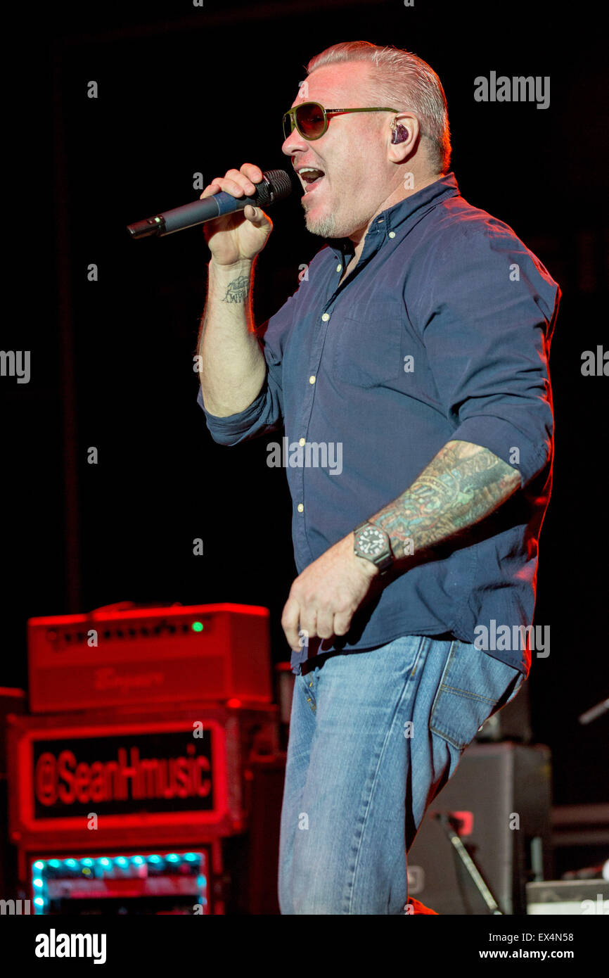 Steve harwell smash mouth band hi-res stock photography and images - Alamy