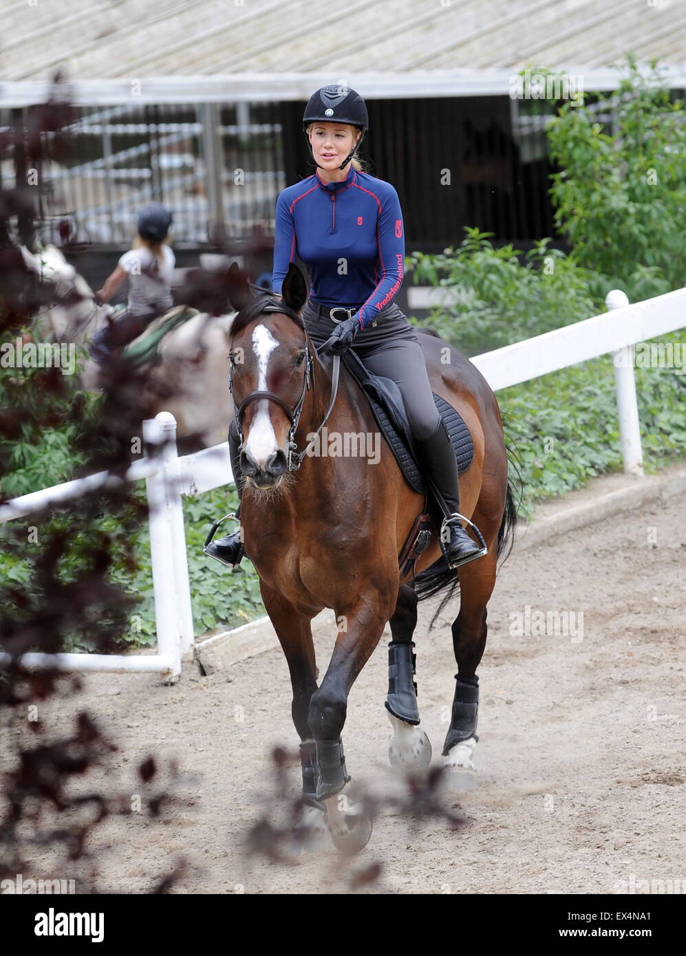 Iggy Azalea horse back riding in Calabasas while boyfriend Nick Young ...