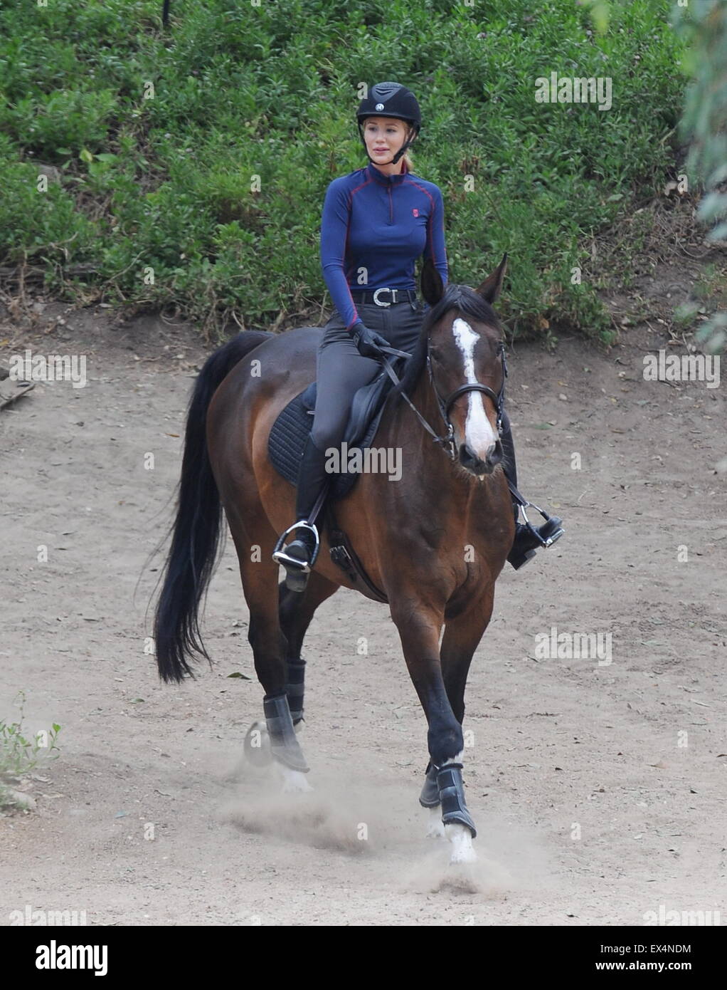 Iggy Azalea horse back riding in Calabasas while boyfriend Nick Young ...