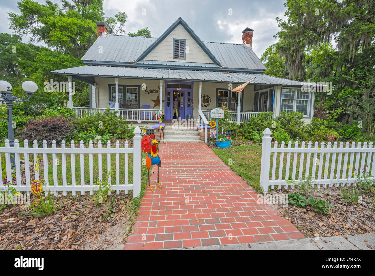 Quaint little shops hi-res stock photography and images - Alamy