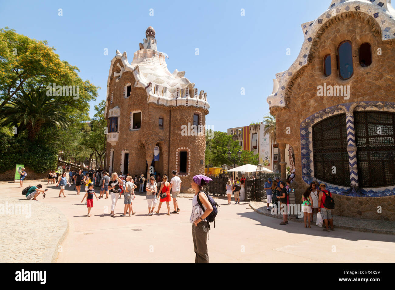 Barcelona Gaudi - People at the entrance to Parc Guell ( Park Guell ...