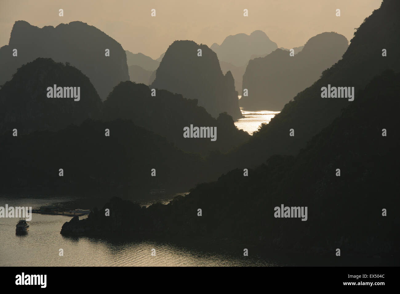 Ha long bay sunset hi-res stock photography and images - Alamy