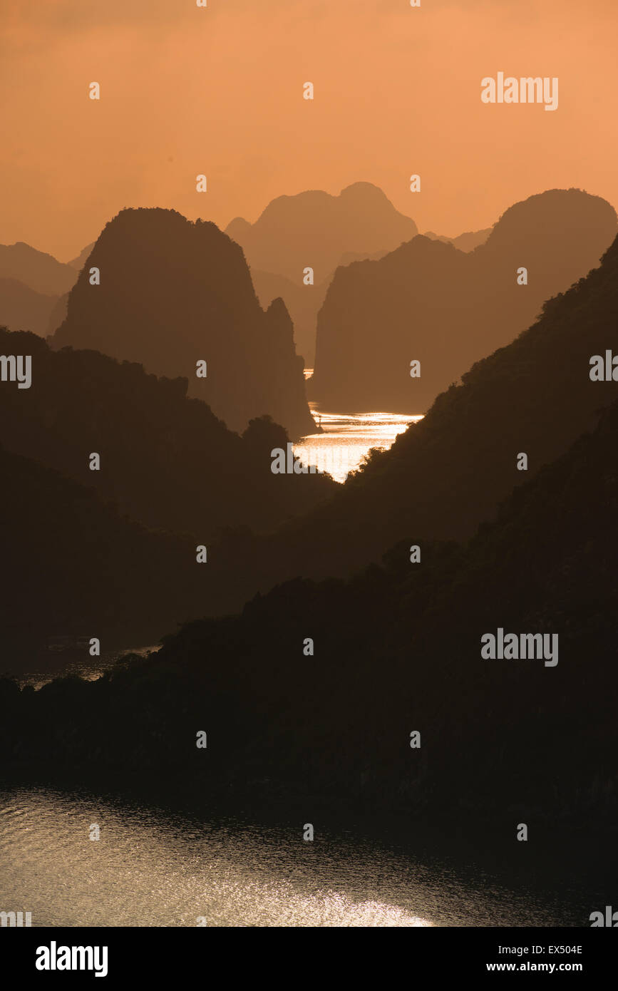 Ha long bay sunset hi-res stock photography and images - Alamy