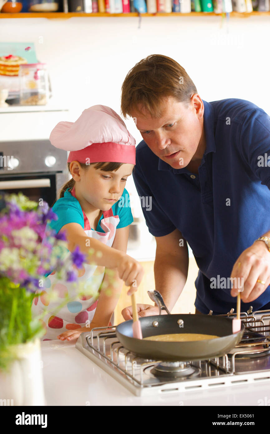 Father and daughter cooking hi-res stock photography and images - Alamy