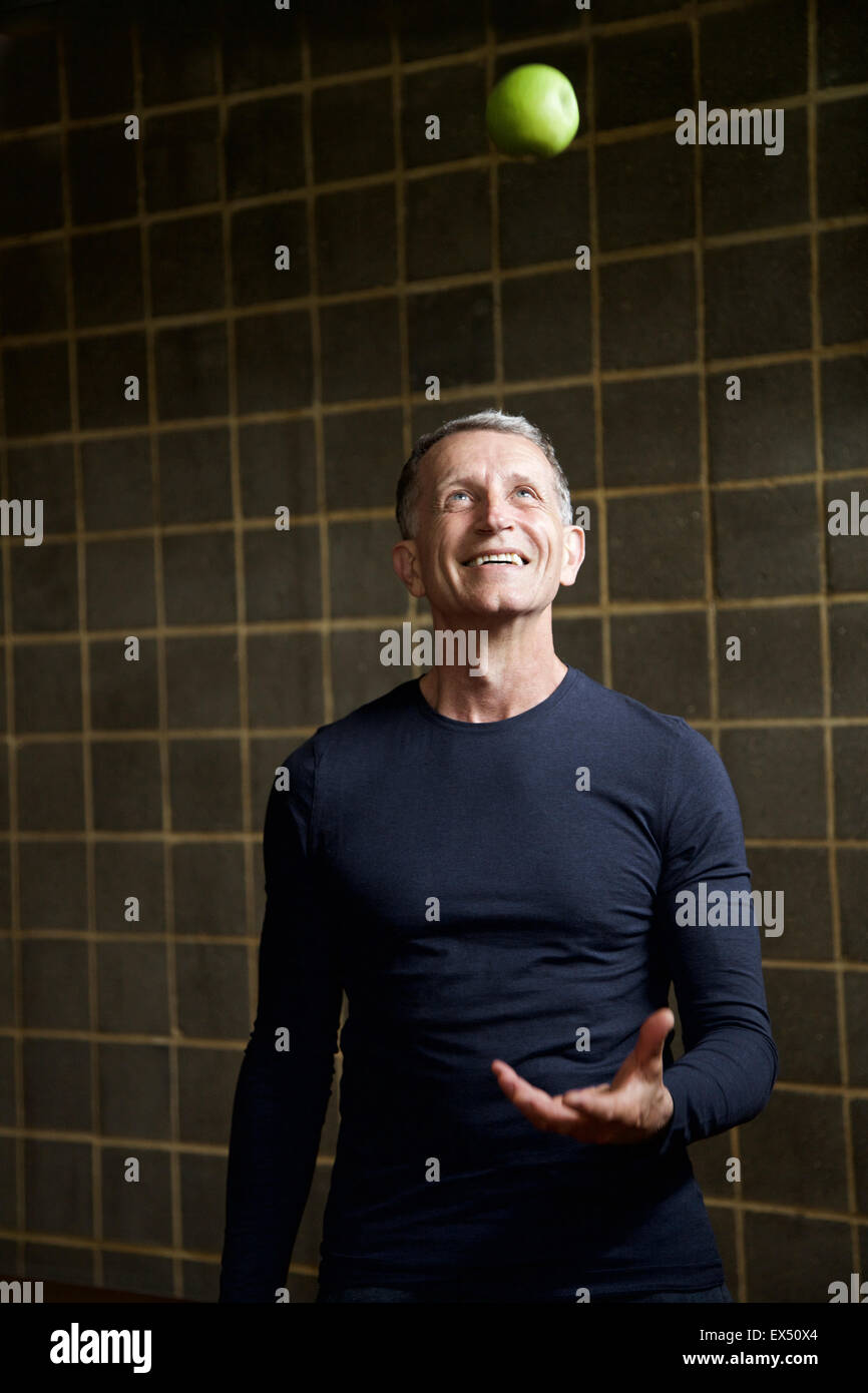 Apple mid air hi-res stock photography and images - Alamy