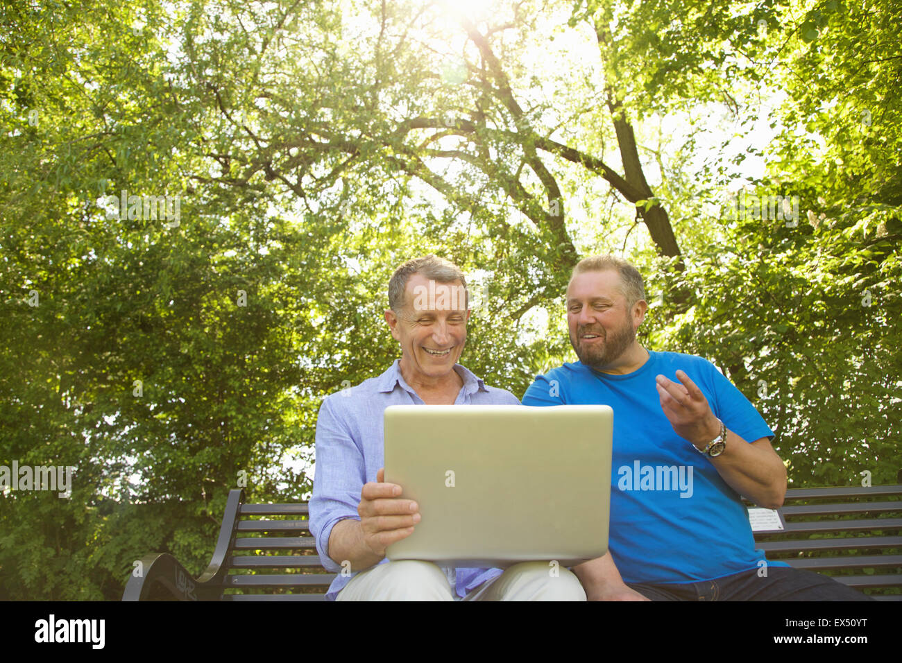 Senior men sitting talking park hi-res stock photography and images - Alamy