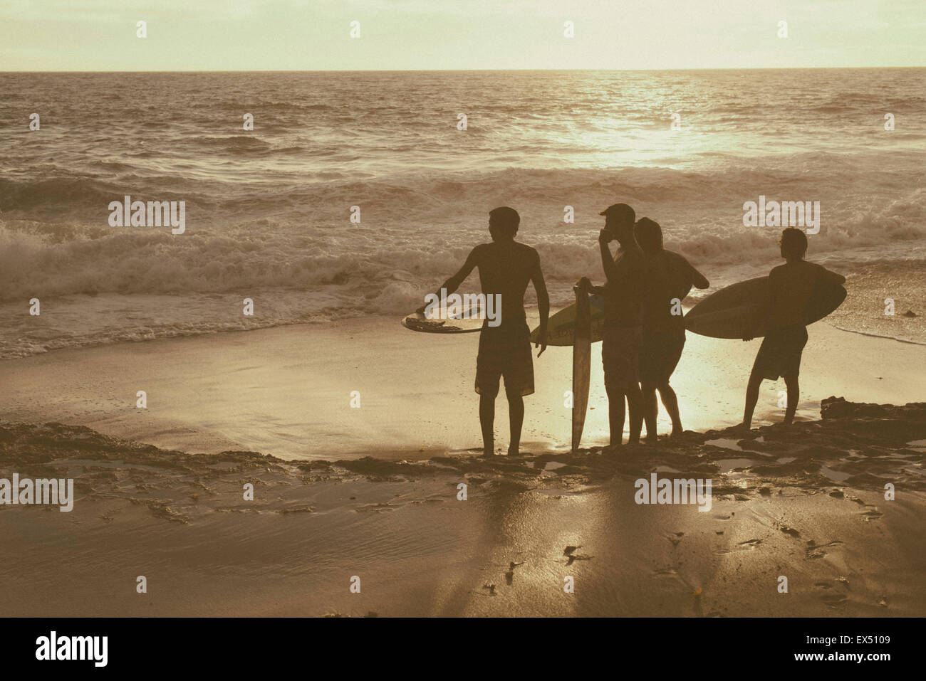 Group surfers standing on beach hi-res stock photography and images - Alamy