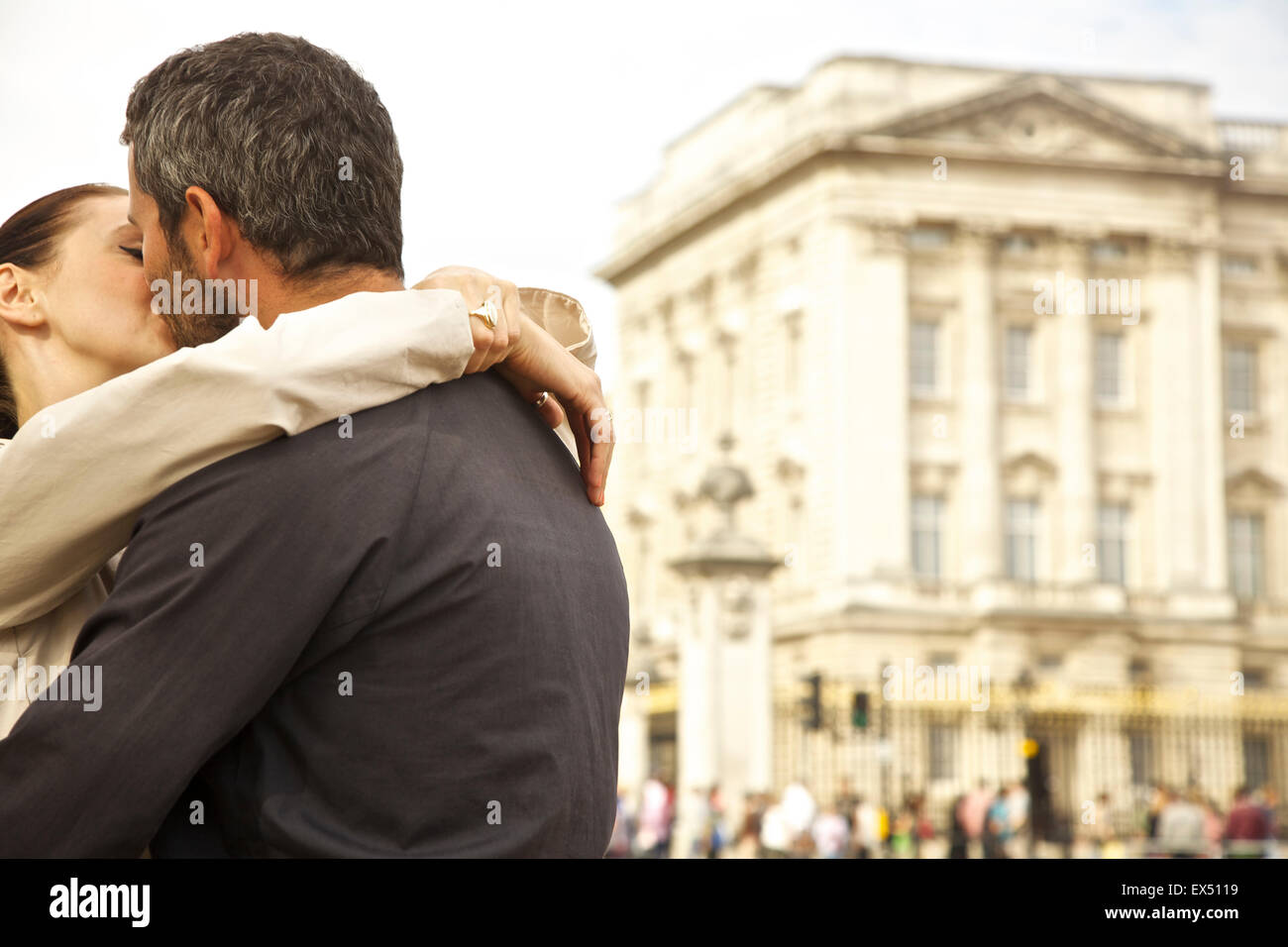 Couple outside buckingham palace london hi-res stock photography and ...