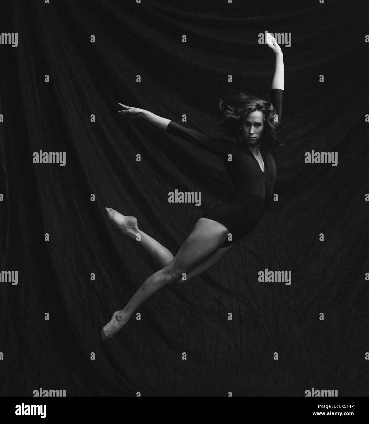 Woman leaping dancer hi-res stock photography and images - Alamy