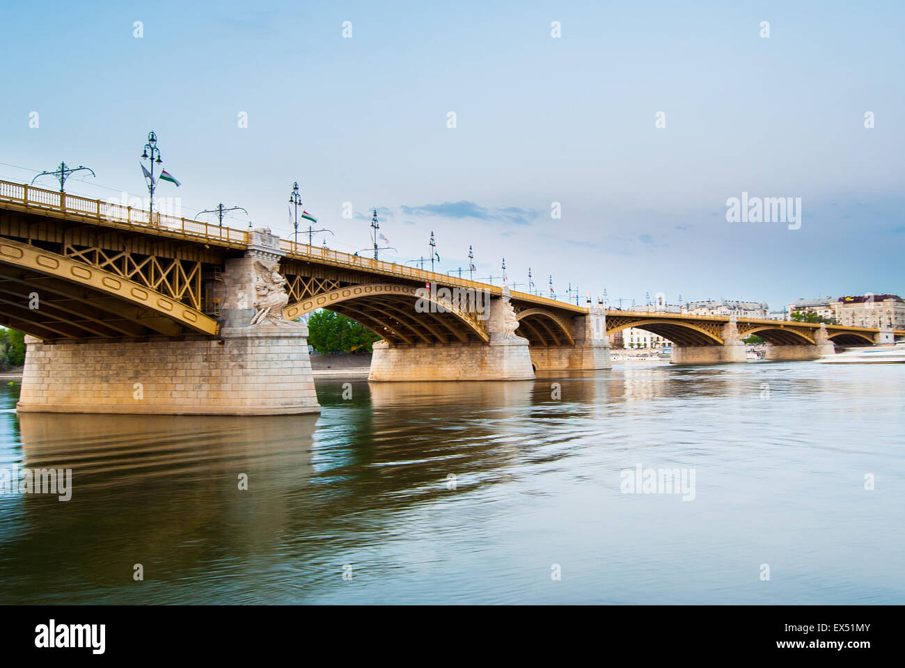 Arch brid hi-res stock photography and images - Alamy