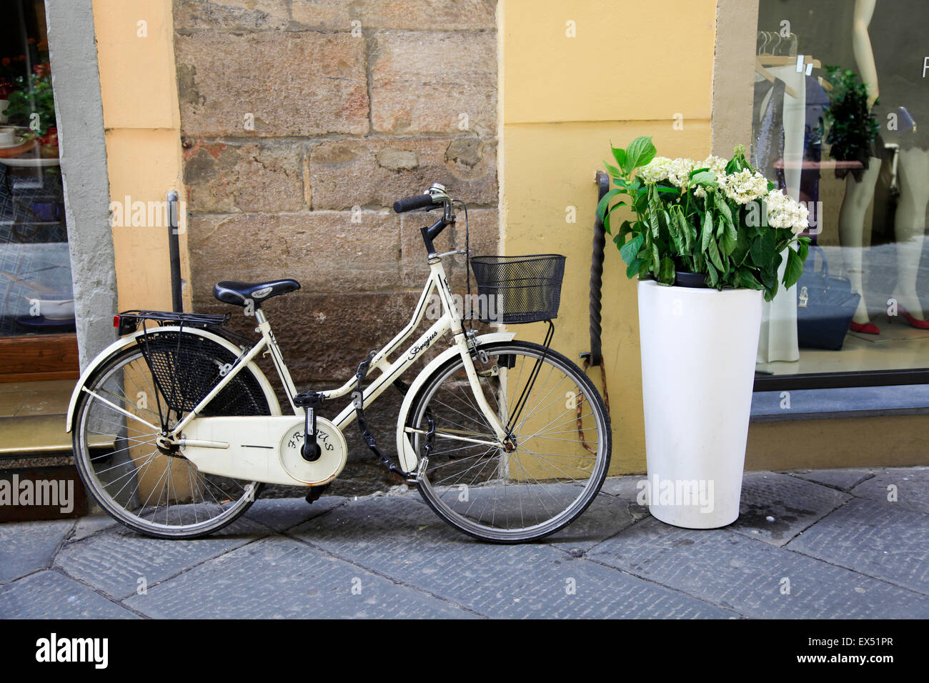 Old style creamed coloured bicycle Stock Photo - Alamy