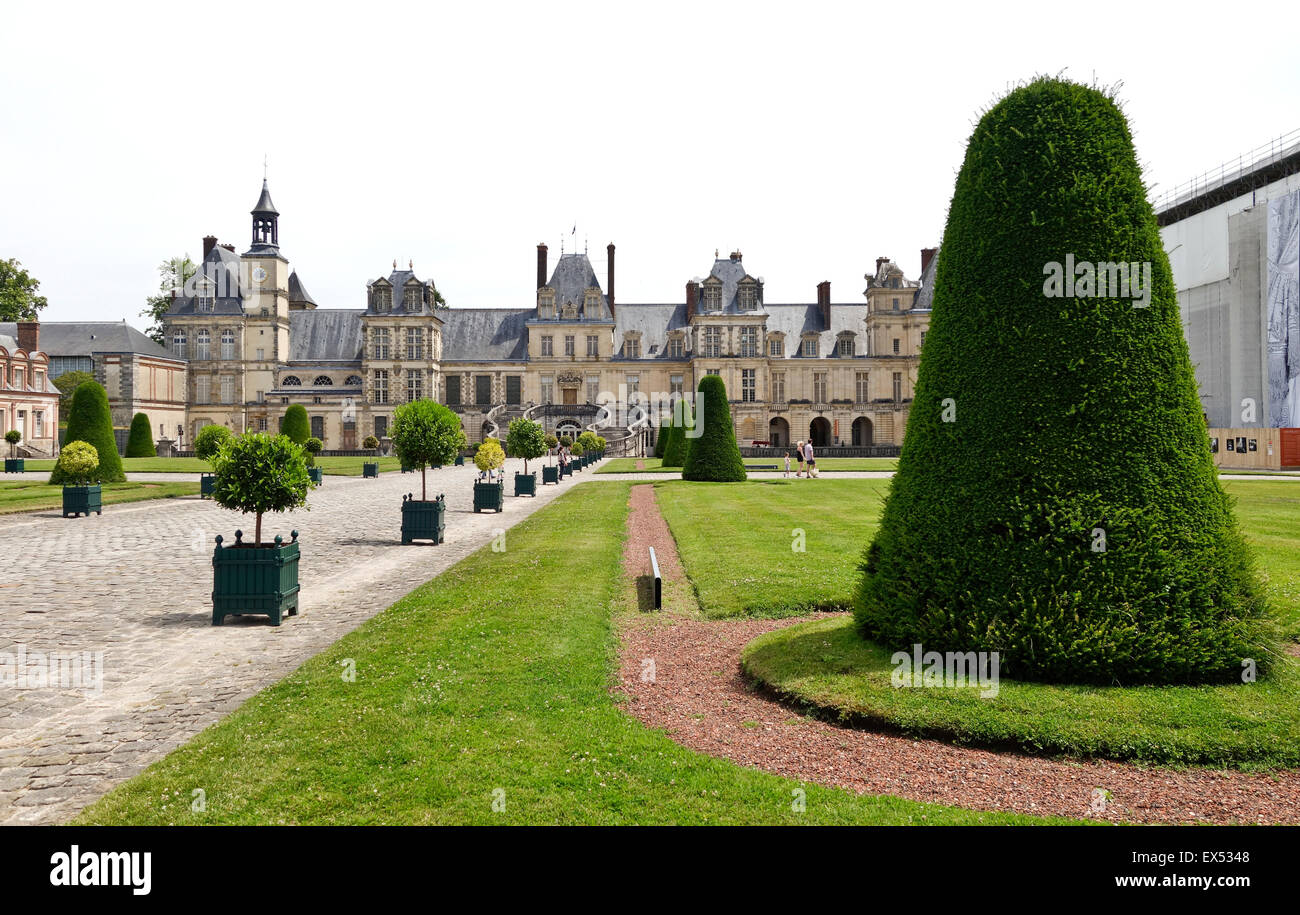 The Courtyard of Honour at Château de Fontainebleau, Palace, royal ...