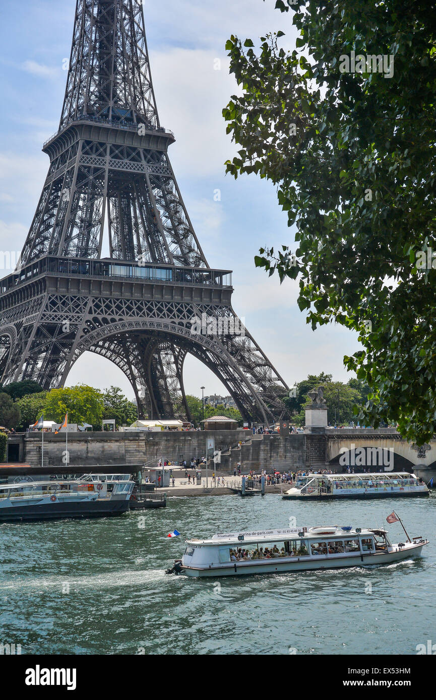 Panorama paris eiffel tower hi-res stock photography and images - Alamy
