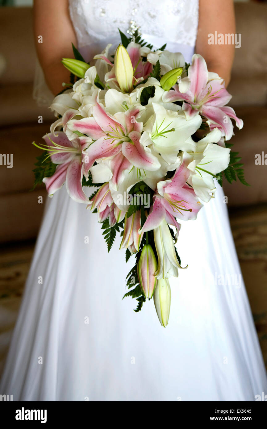 Bride holding her bridal bouquet Stock Photo - Alamy