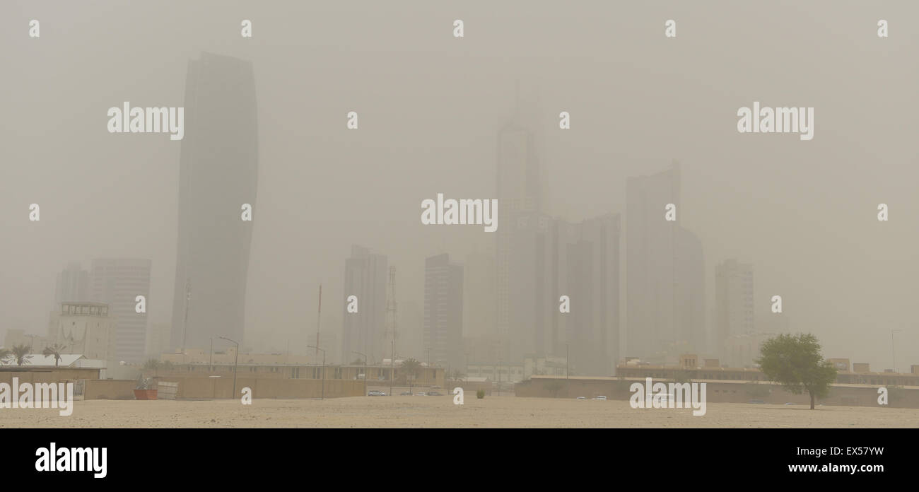 Kuwait City, Kuwait. 07th July, 2015. A heavy sand storm engulfs Kuwait ...