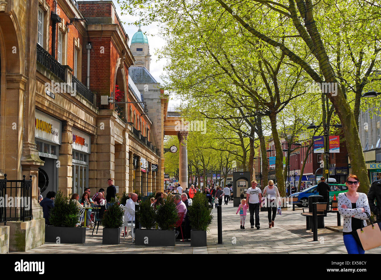 Pavement cafe and street scene hi-res stock photography and images - Alamy