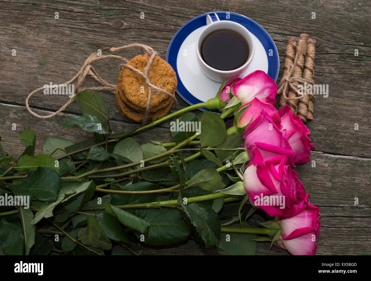 big bouquet of pink roses and cup of coffee, top view Stock Photo - Alamy