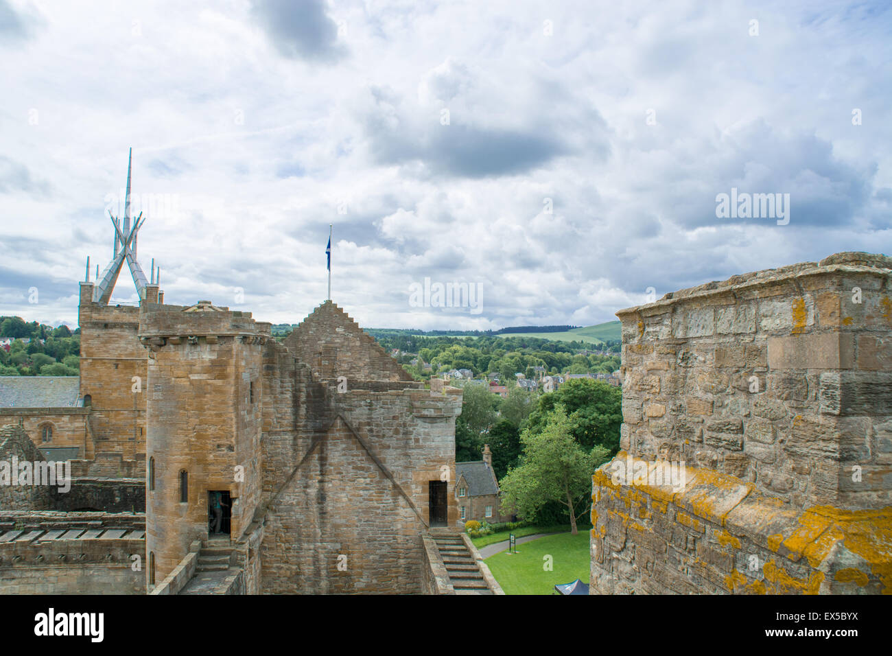 A view on Linlithgow palace from the rooftop of the castle Stock Photo ...