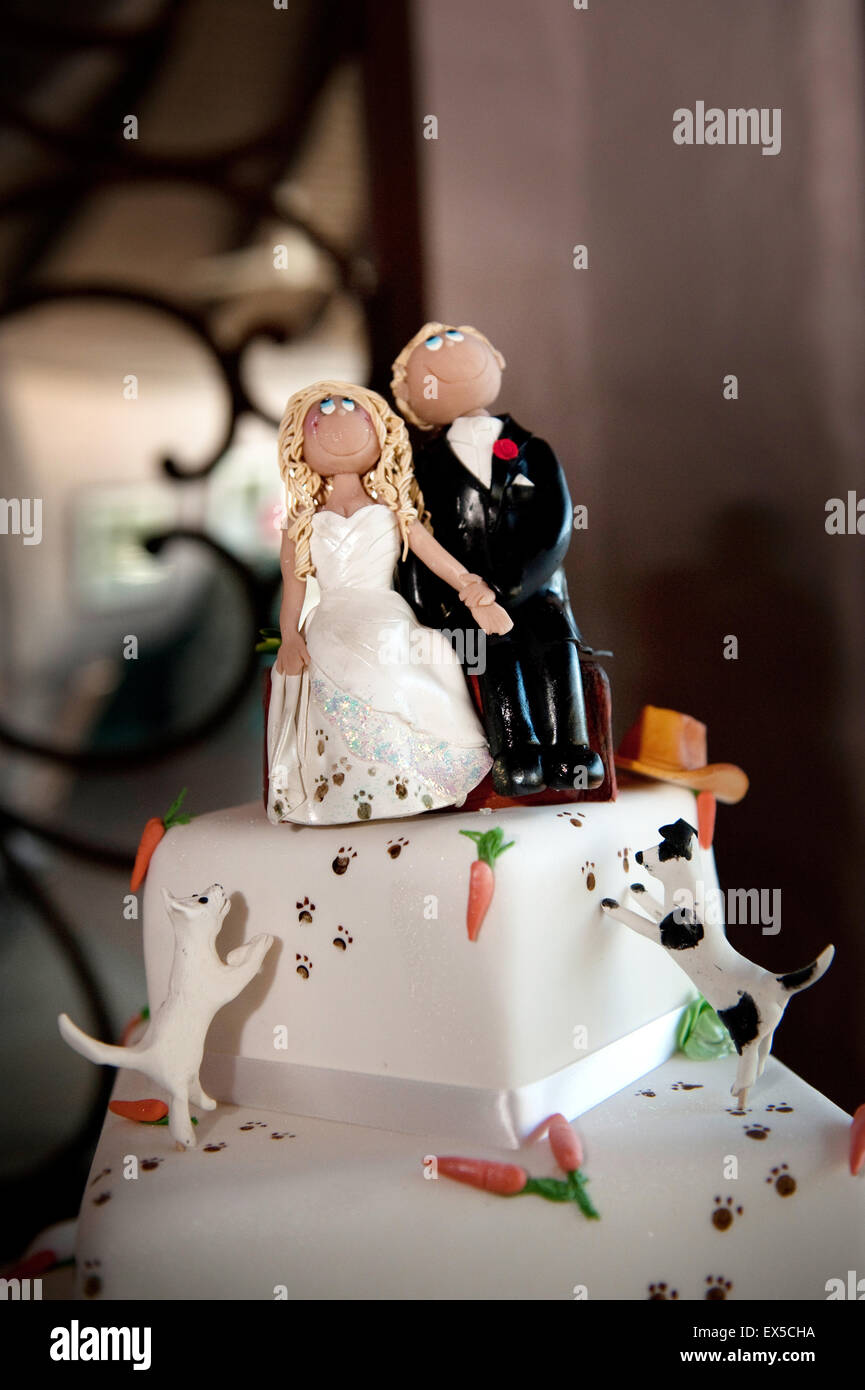 Cute wedding cake figurines Stock Photo - Alamy