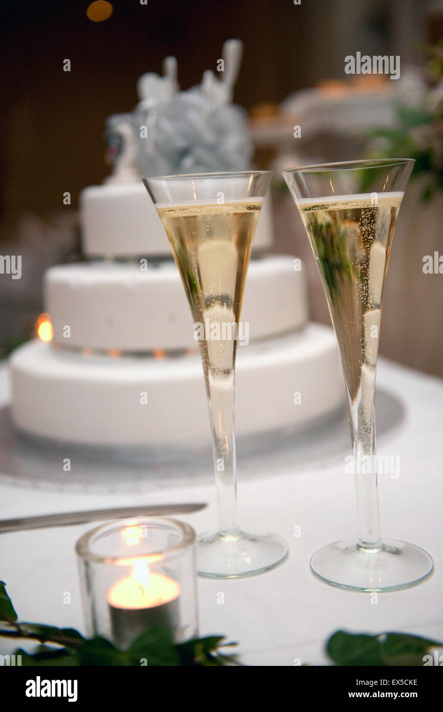 Decorated wedding cake with two full champagne glasses Stock Photo - Alamy