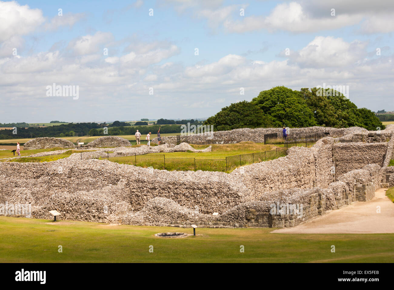 Old sarum hill fort hi-res stock photography and images - Alamy