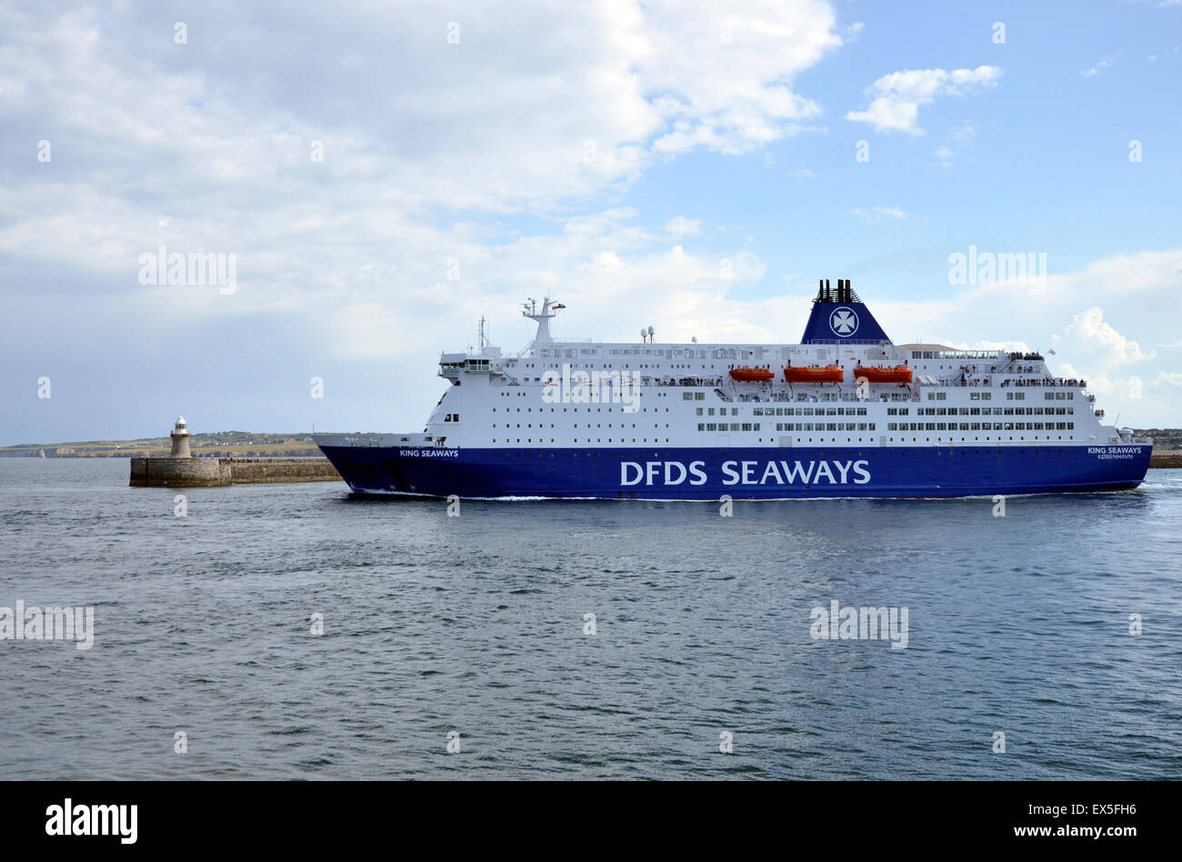 A DFDS ferry sailing out of the mouth of the Tyne at Tynemouth Stock ...