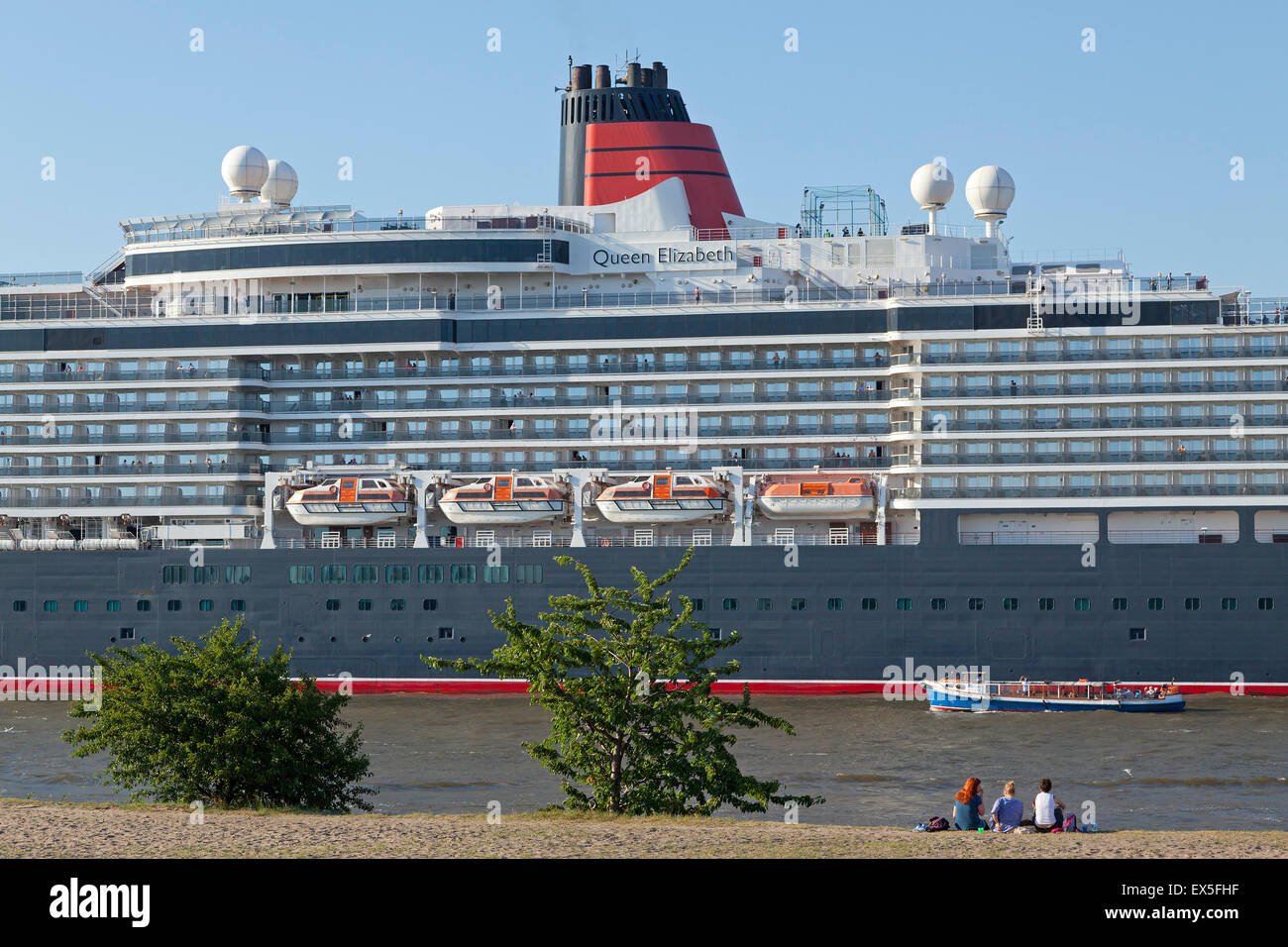 cruise ship ´Queen Elizabeth´, Harbour, Hamburg, Germany Stock Photo ...