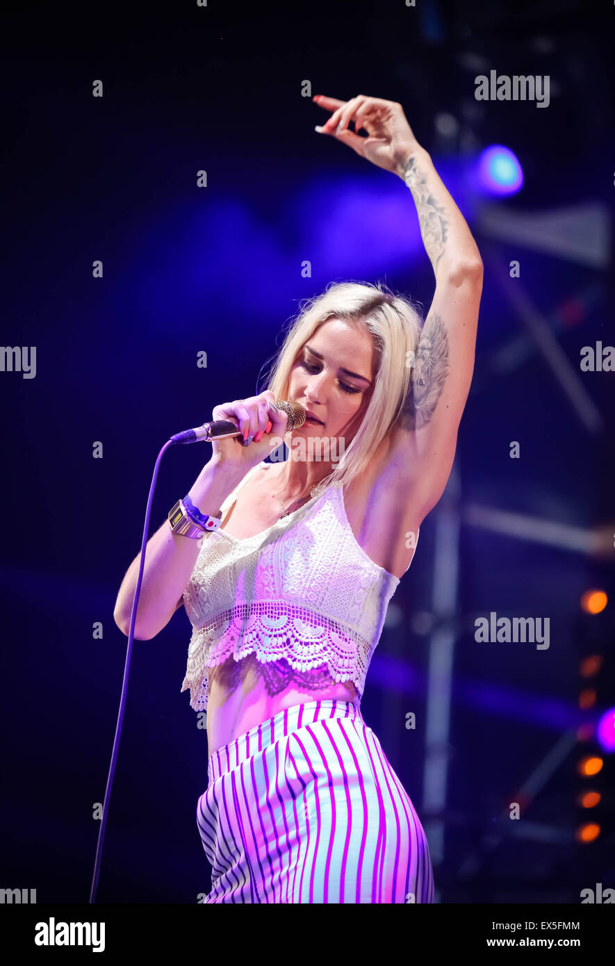 London, UK. Indiana ( Lauren Henson ) performing live at the New Look ...