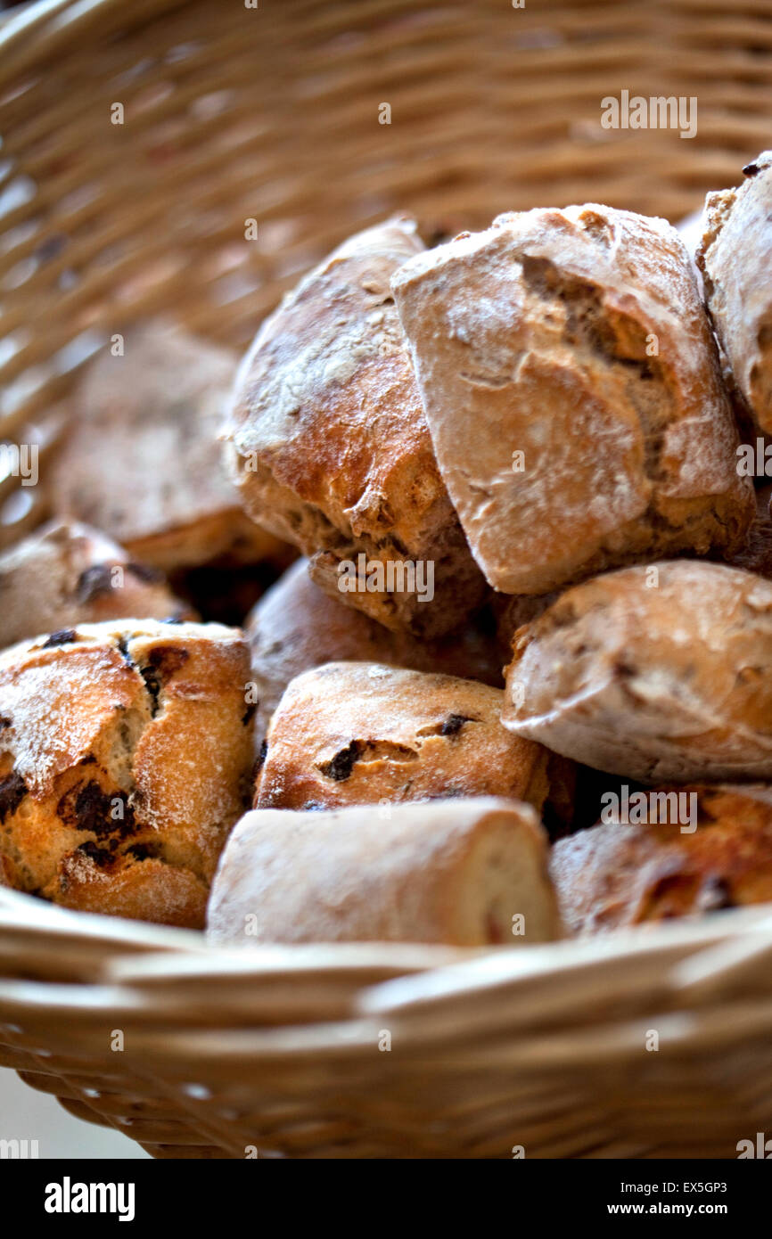 Bread and wicker basket in a bakery Stock Photo - Alamy