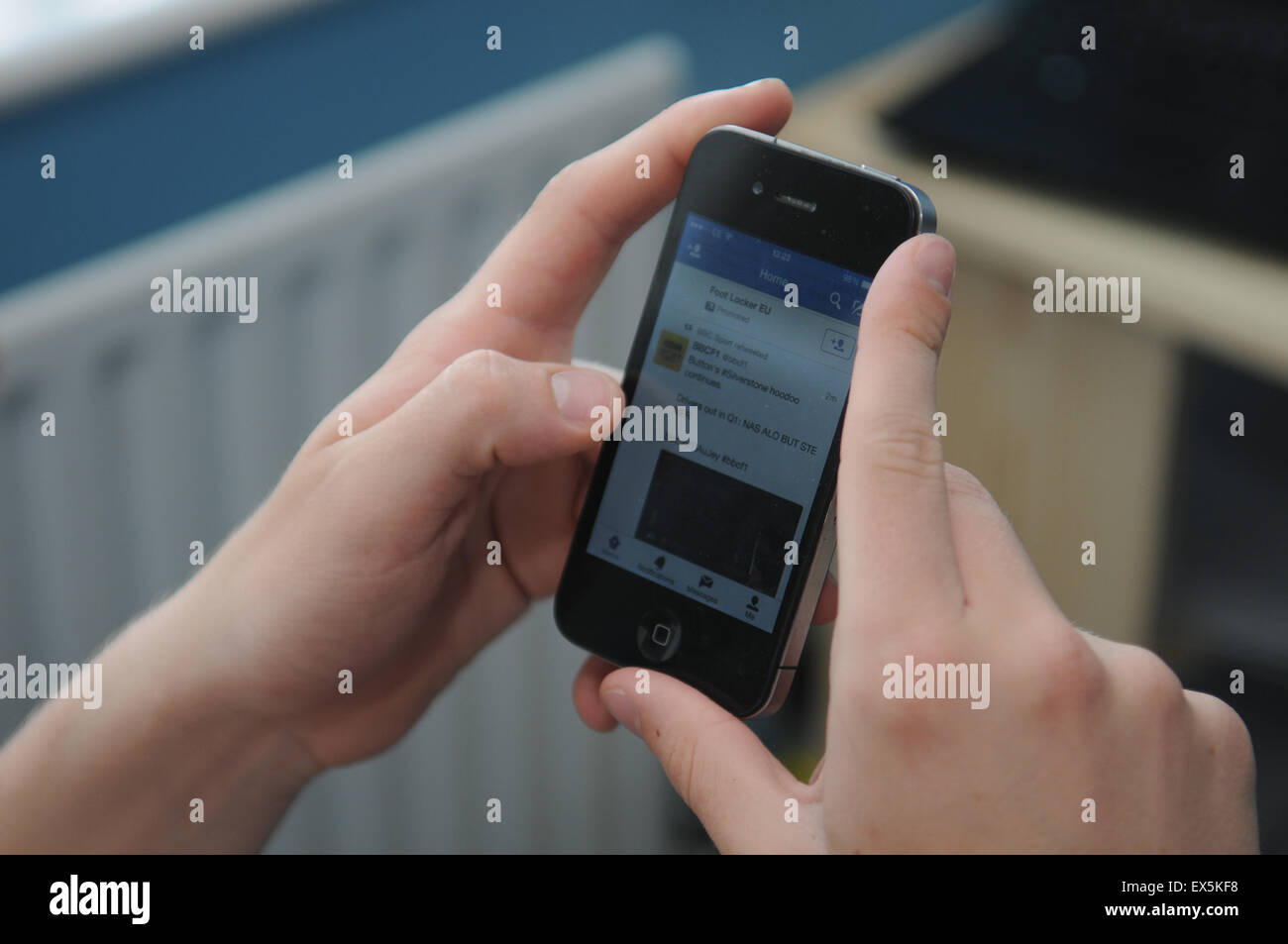 Internet web smartphone iphone hi-res stock photography and images - Alamy