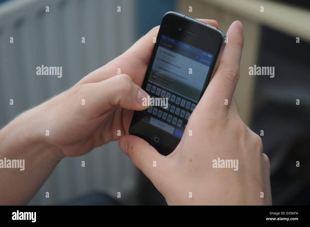 Texting with thumb hi-res stock photography and images - Alamy