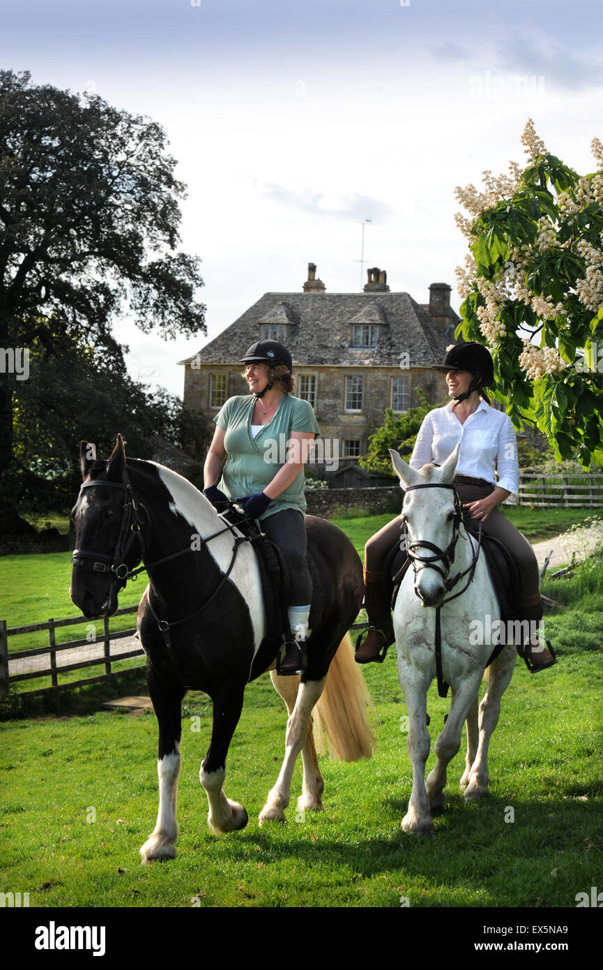 Cotswold manor house hi-res stock photography and images - Alamy
