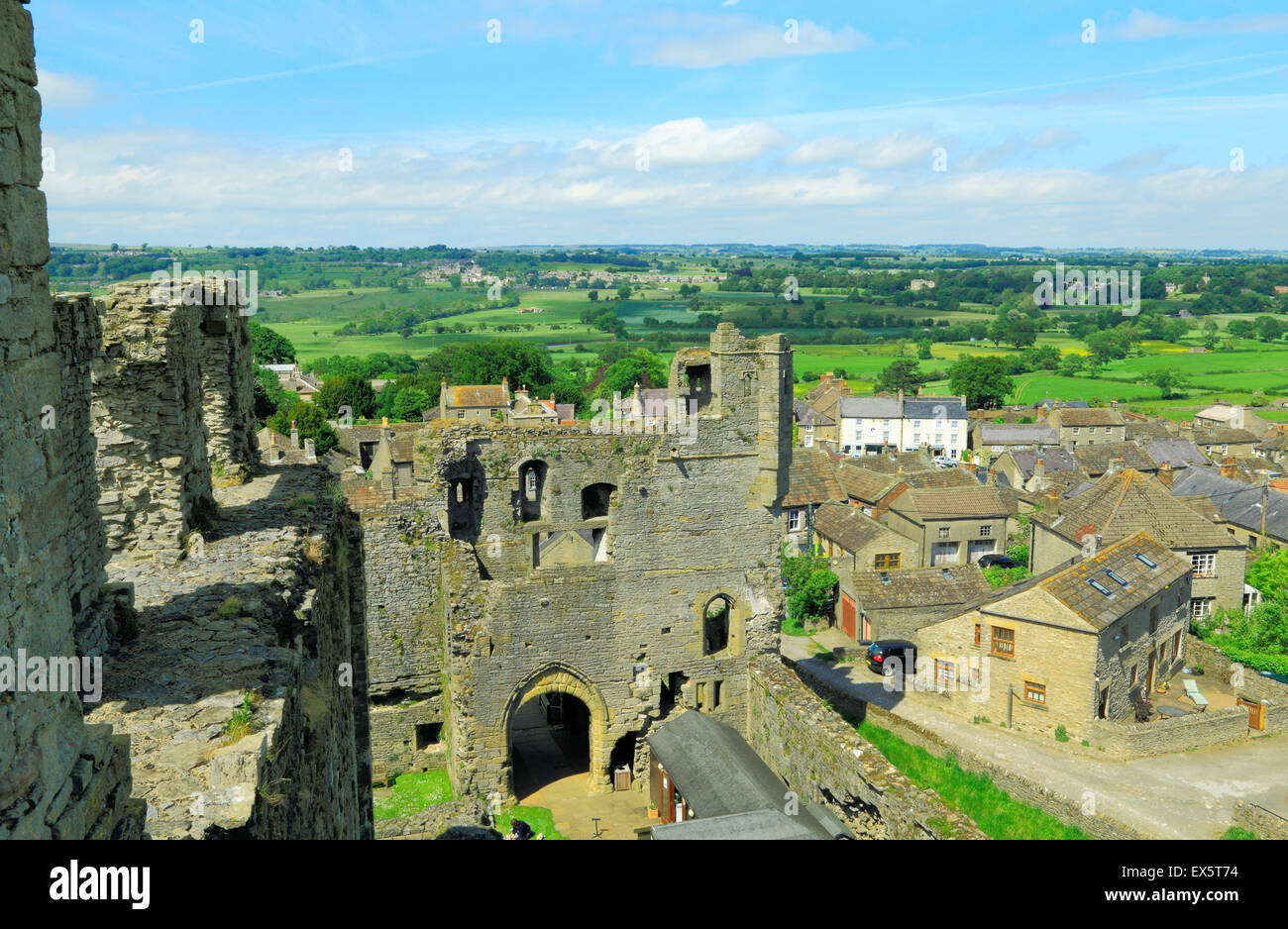 Middleham Castle and Town, medieval fortress of King Richard 3rd ...