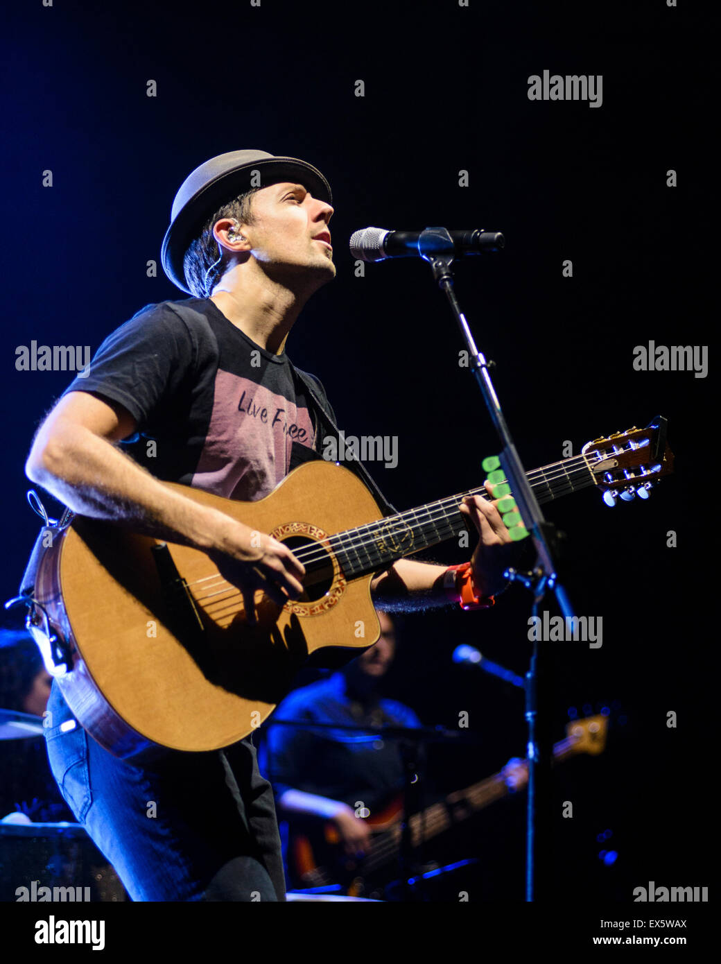 Jason mraz performing on stage hi-res stock photography and images - Alamy