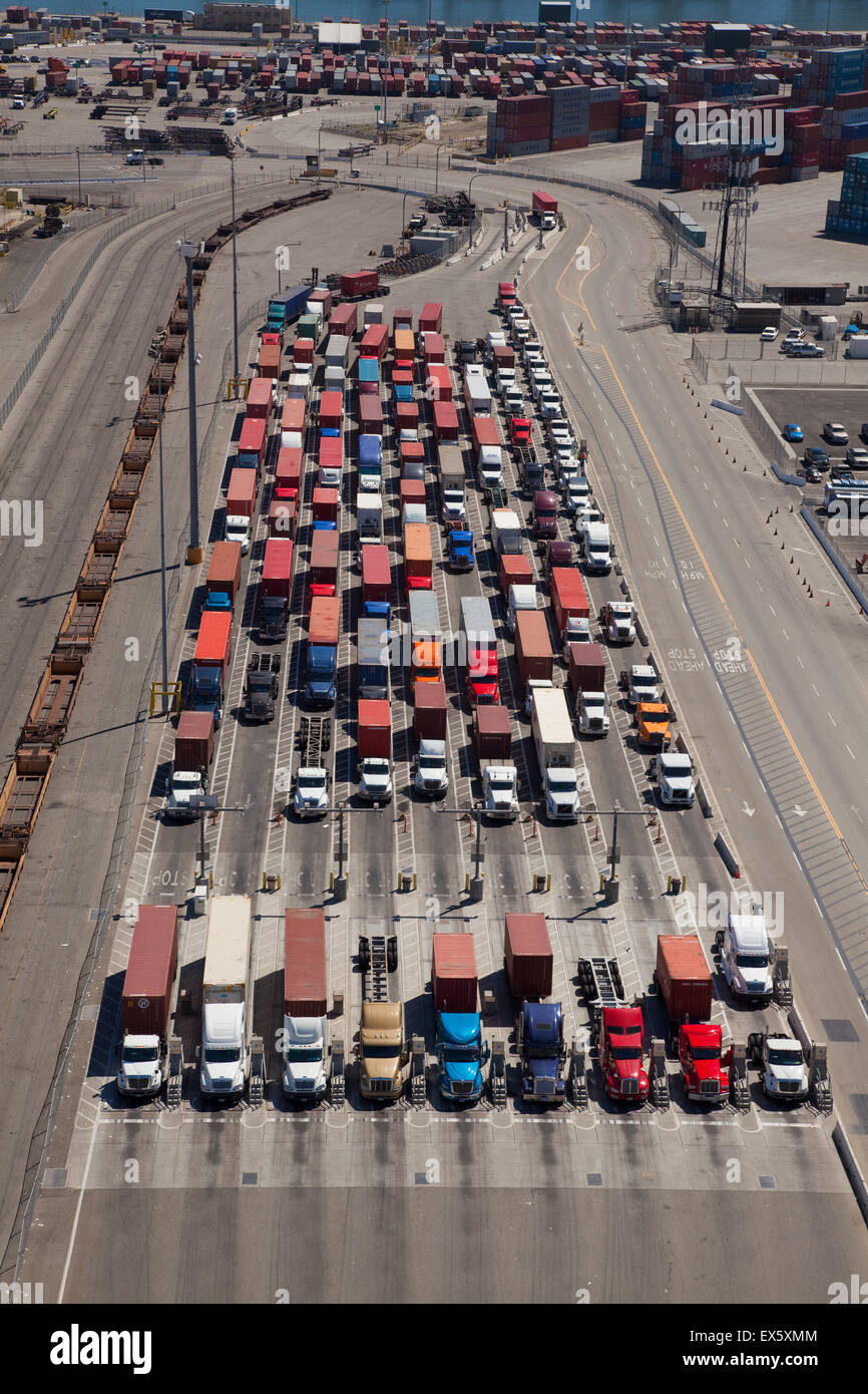 Queue of trucks hi-res stock photography and images - Alamy