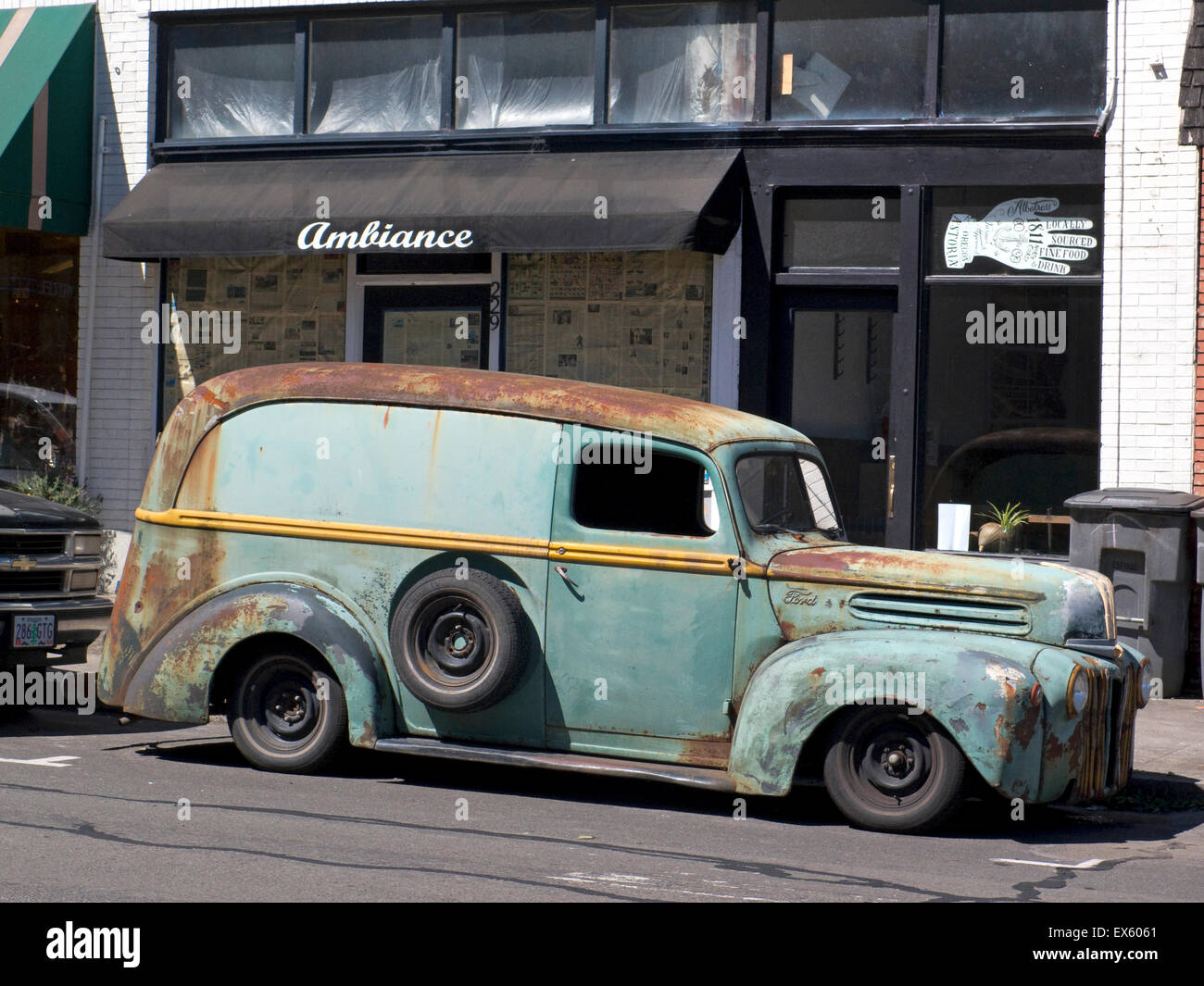 Astoria, Oregon, USA. Rusty green shabby vintage american classic van ...