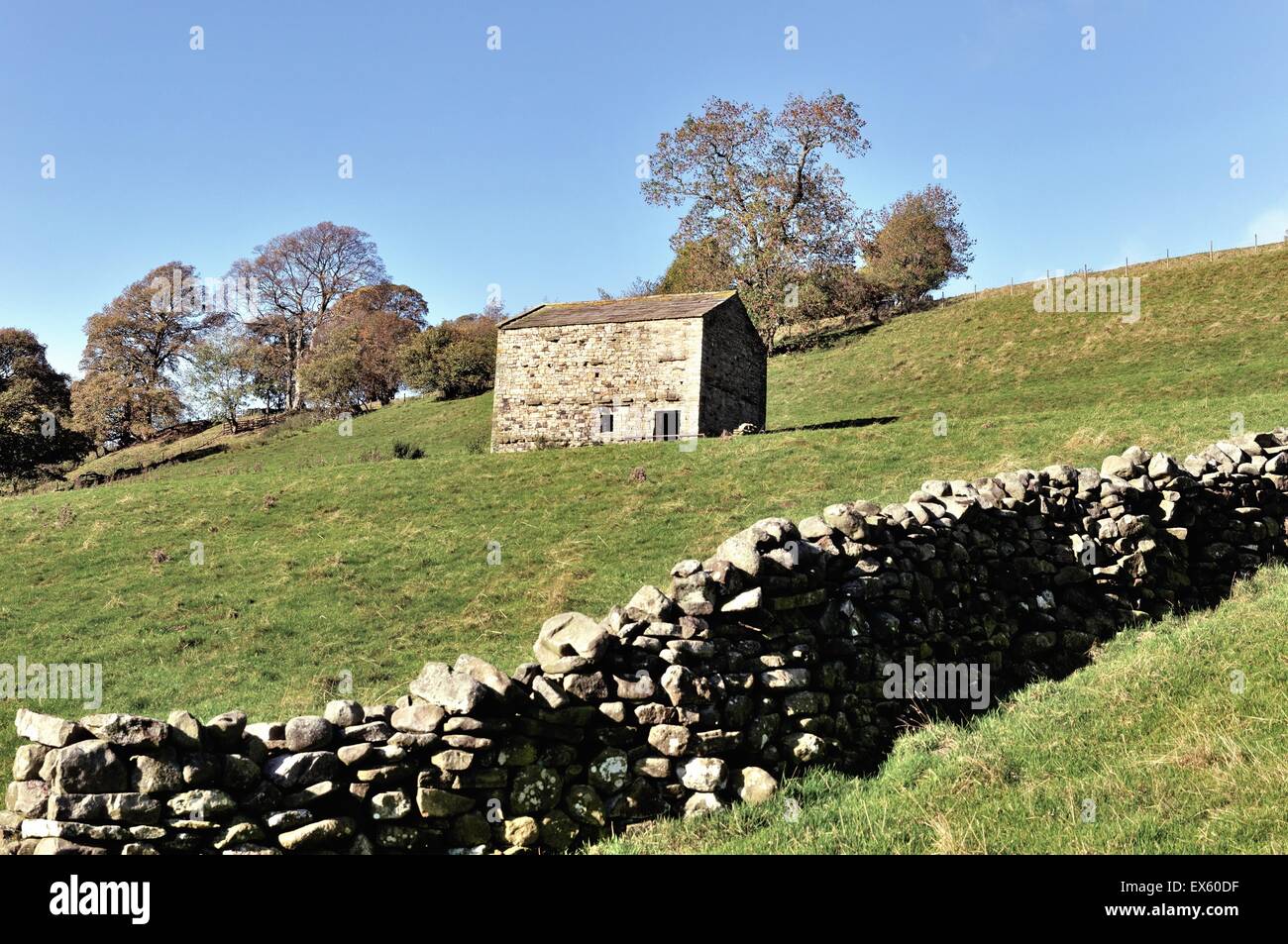 Field barn stone wall hi-res stock photography and images - Alamy