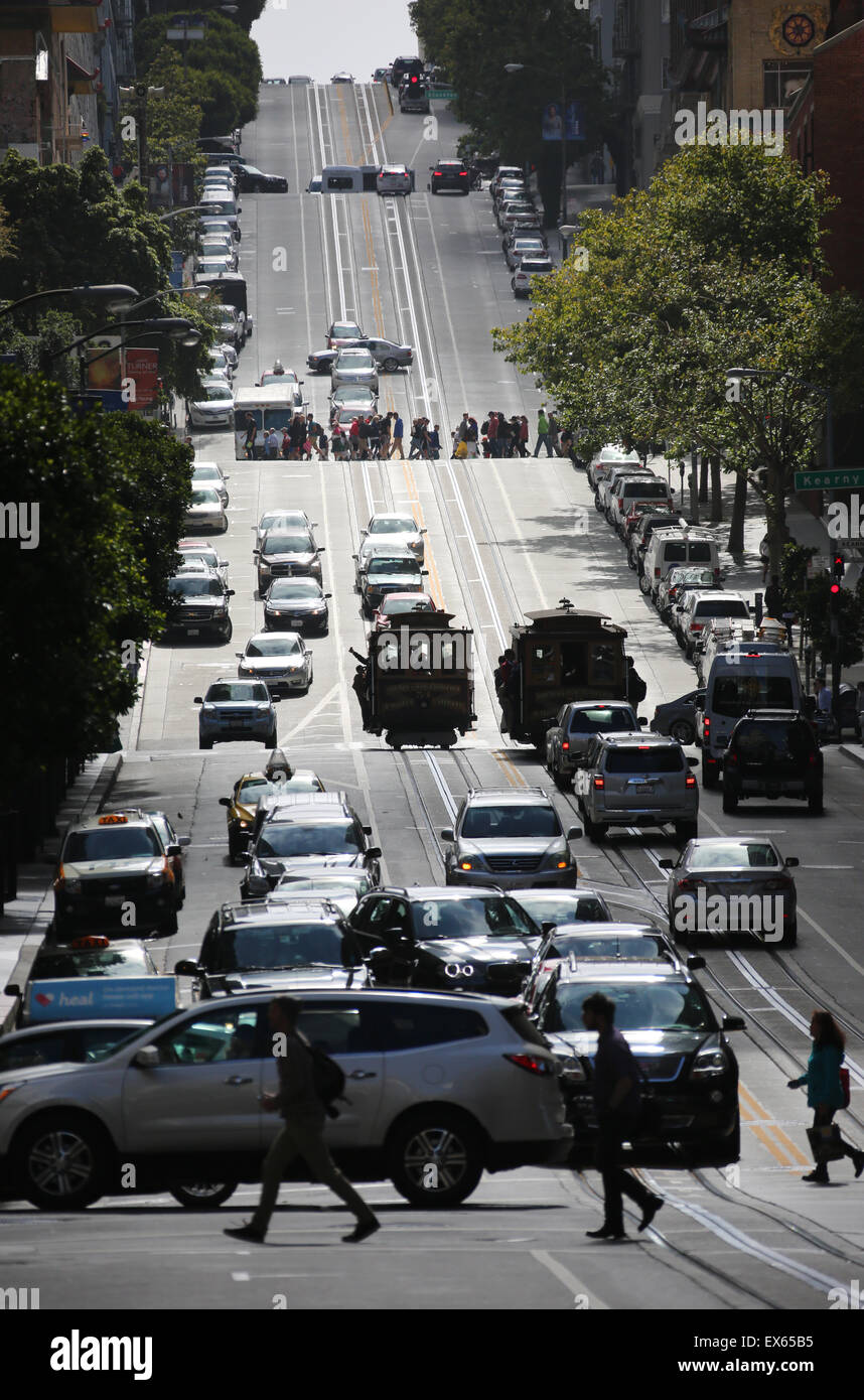Busy street scene looking up California Street in San Francisco Stock ...