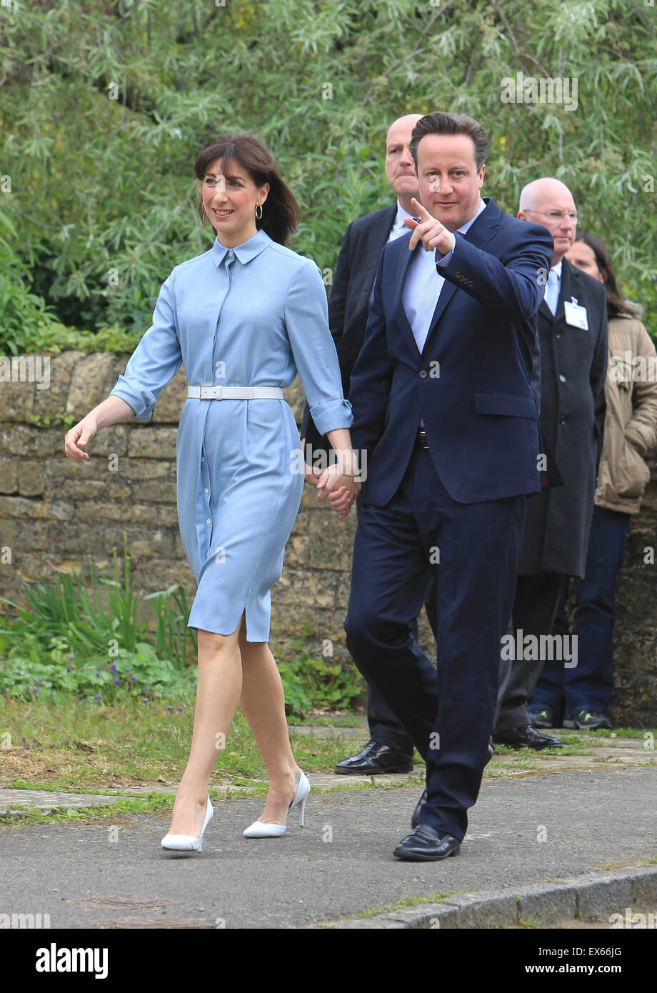David Cameron votes in his constituency in Witney with his wife ...
