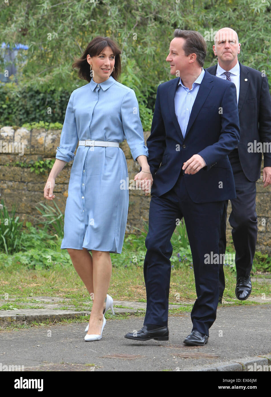 David Cameron votes in his constituency in Witney with his wife ...